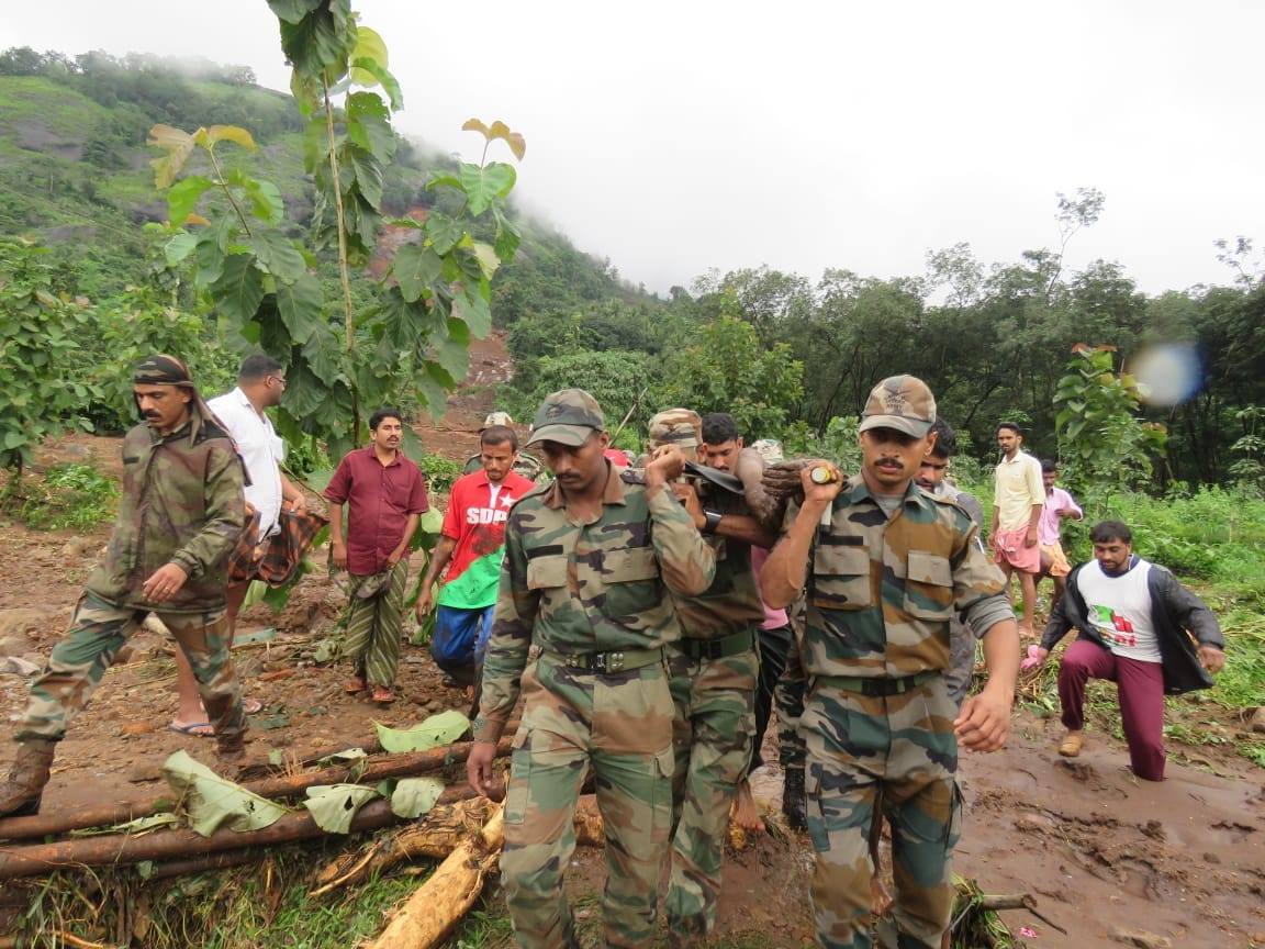 9 Pictures Of Indian Army Soldiers In Kerala Flood Rescue Will Make You ...