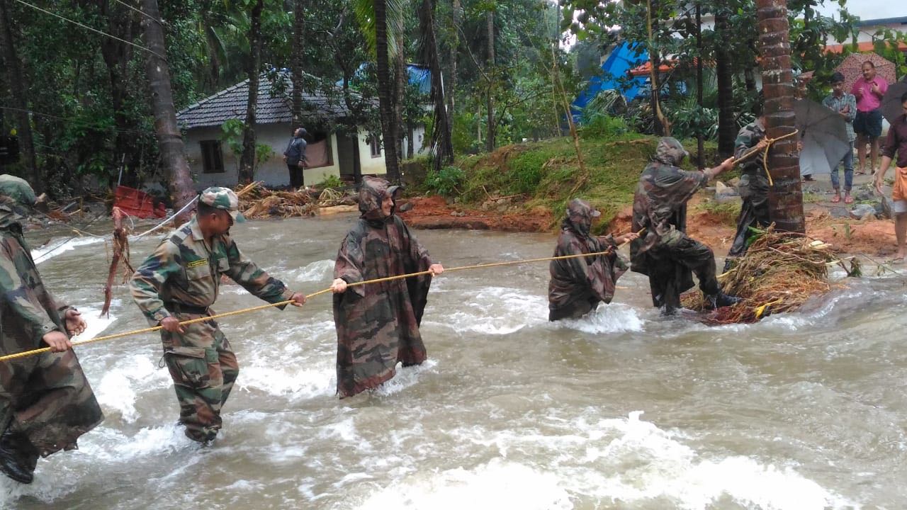 9 Pictures Of Indian Army Soldiers In Kerala Flood Rescue Will Make You ...