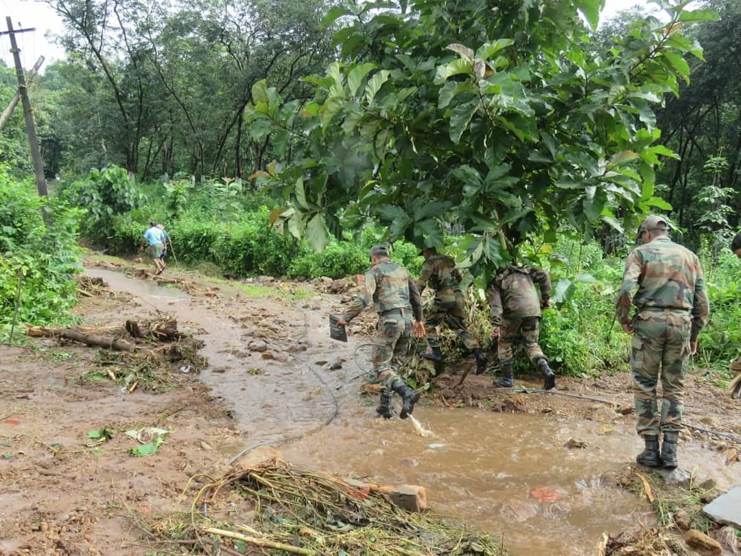 9 Pictures Of Indian Army Soldiers In Kerala Flood Rescue Will Make You ...