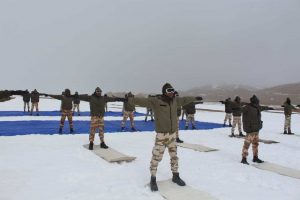 50 Inspirational Pictures Of Indian Soldiers Doing Yoga