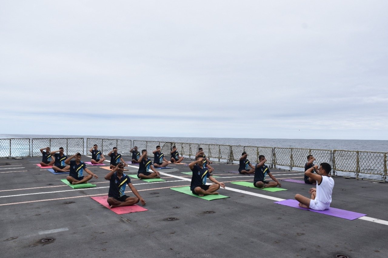 50 Inspirational Pictures Of Indian Soldiers Doing Yoga