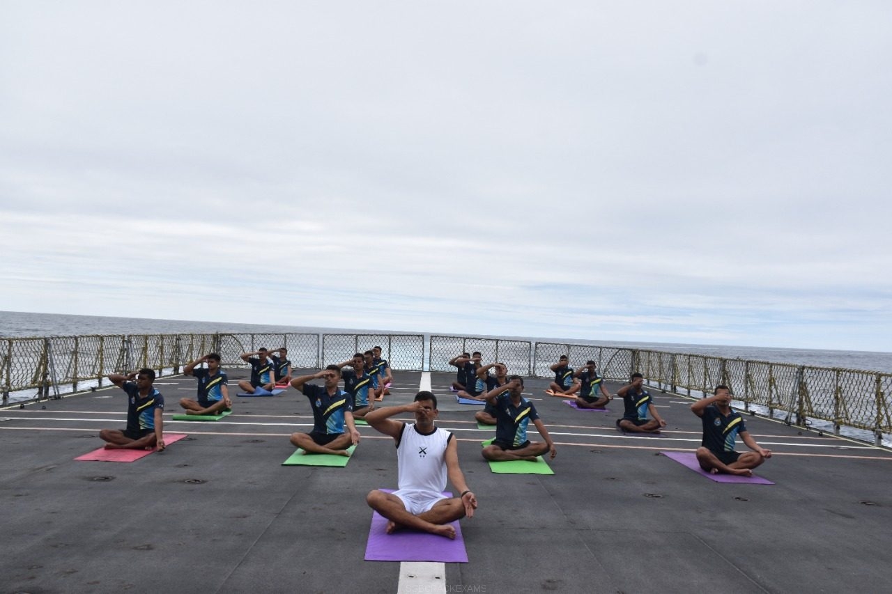 50 Inspirational Pictures Of Indian Soldiers Doing Yoga