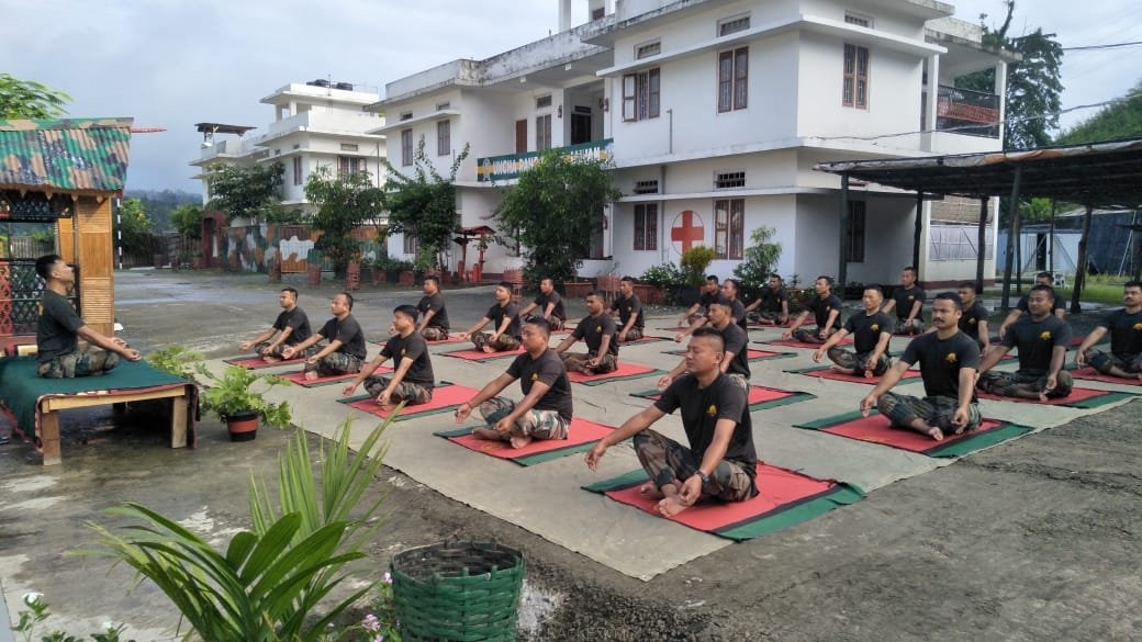 50 Inspirational Pictures Of Indian Soldiers Doing Yoga