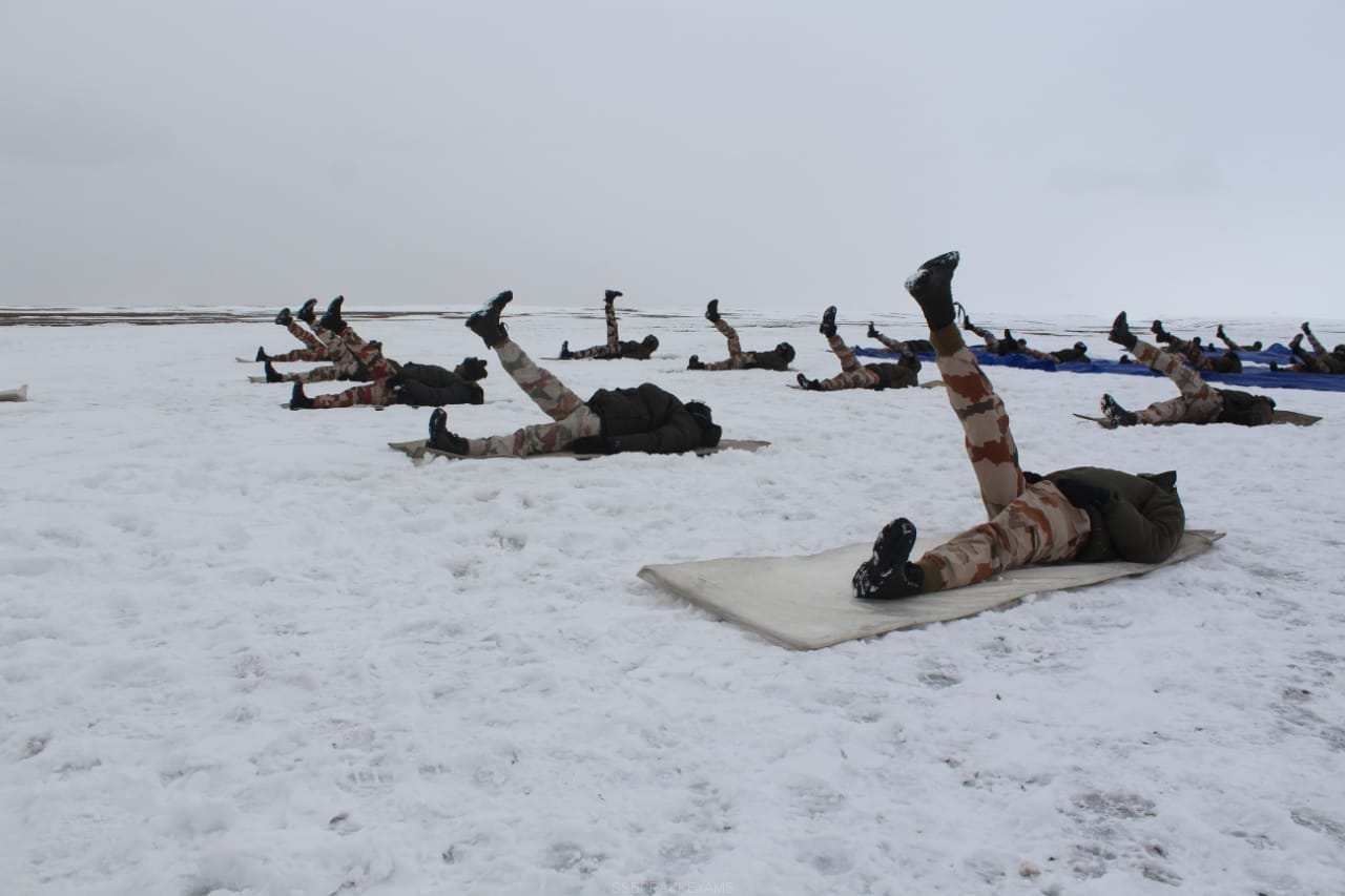 50 Inspirational Pictures Of Indian Soldiers Doing Yoga
