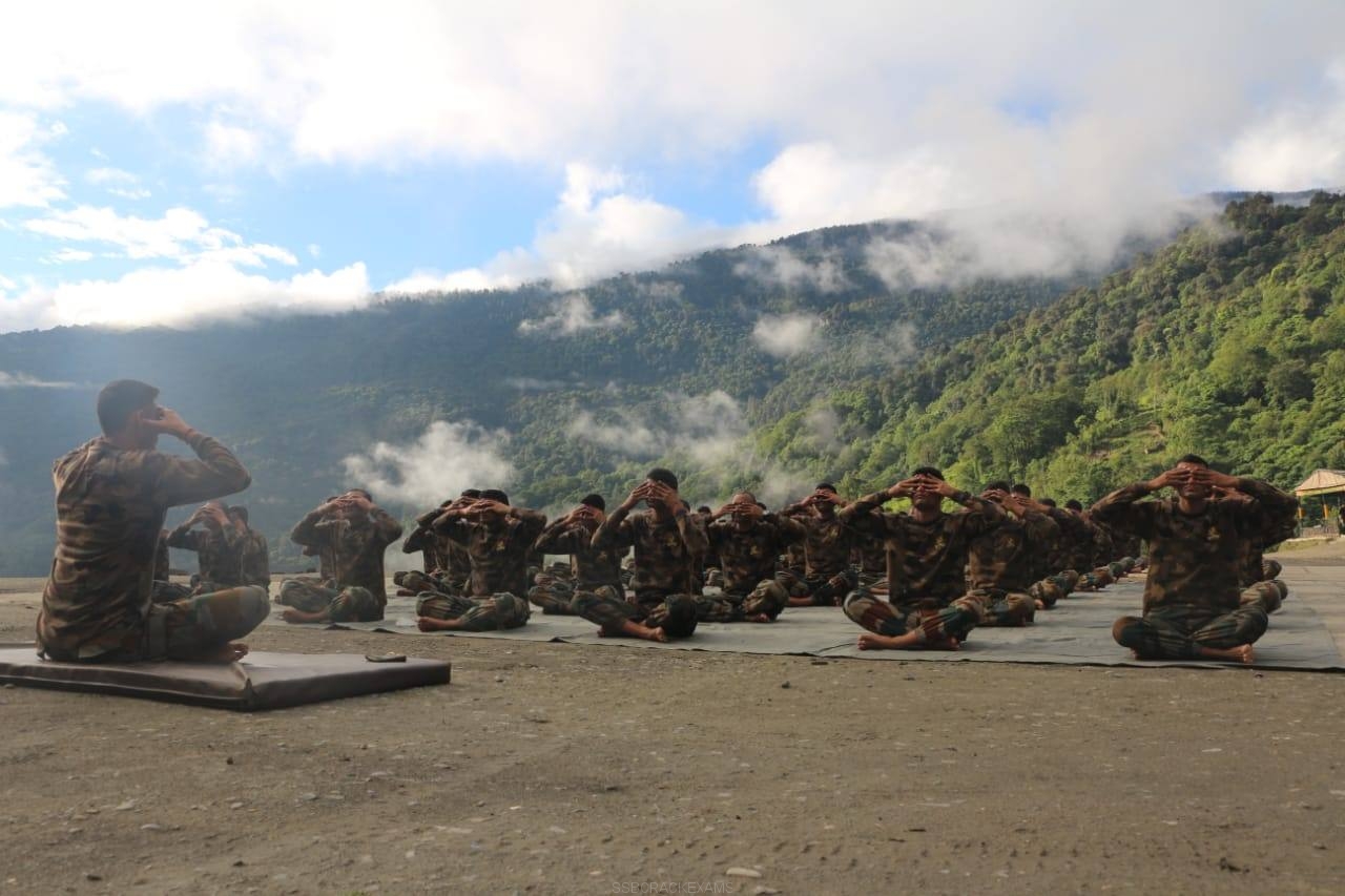 50 Inspirational Pictures Of Indian Soldiers Doing Yoga