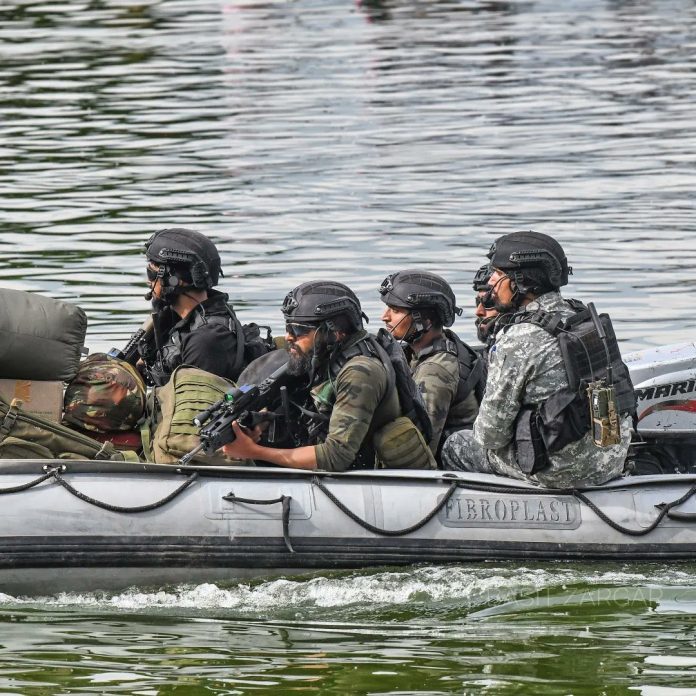 MARCOS guarding Dal Lake in Kashmir ahead G20
