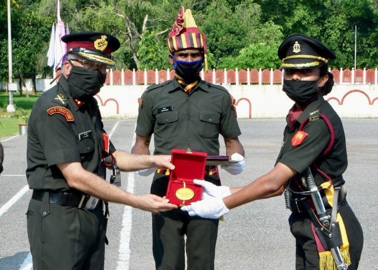 Major Deeksha Female Officer Wearing Balidaan Badge Breaks The Internet