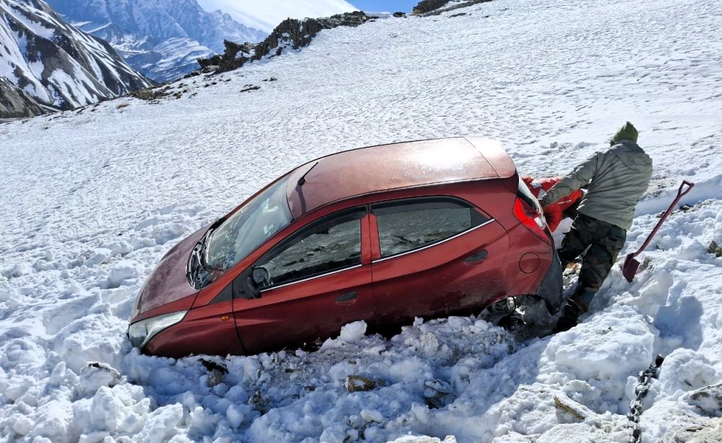 Indian Army's Heroic Rescue in Ladakh: Safeguarding Civilians on Snow ...
