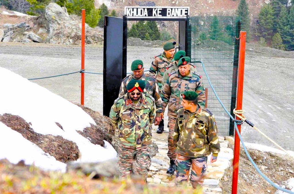 Lt Gen Manjinder Singh Visits High Altitude Warfare School, Encourages ...