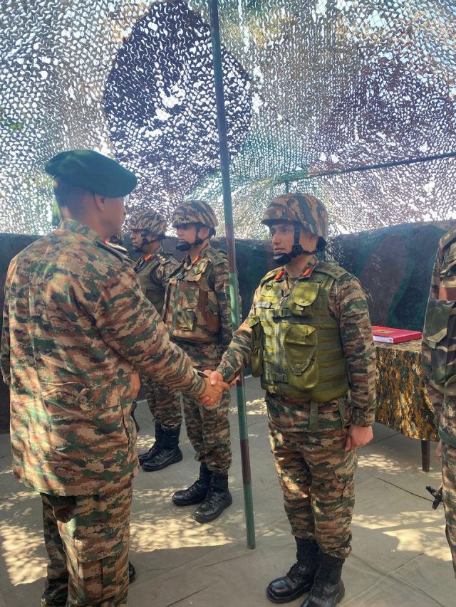 Lieutenant General MV Suchindra Kumar Reviews Security at Line of ...