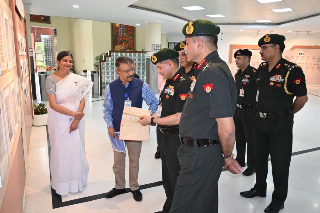 Lt. Gen. Upendra Dwivedi, VCOAS, visits the Defence Account Department