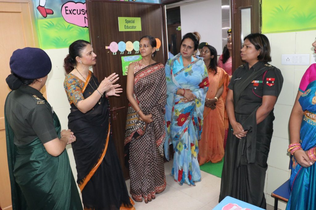 Mrs. Komal Seth, AWWA Regional President, Visits Command Hospital Pune ...