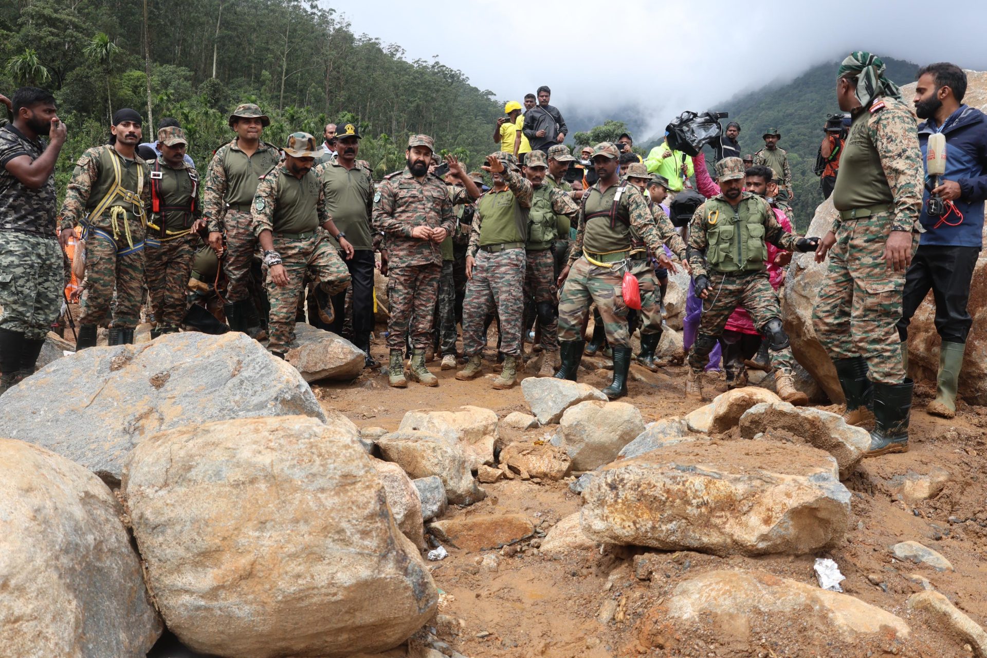 Territorial Army Lieutenant Colonel Mohanlal Joins Rescue Efforts in ...