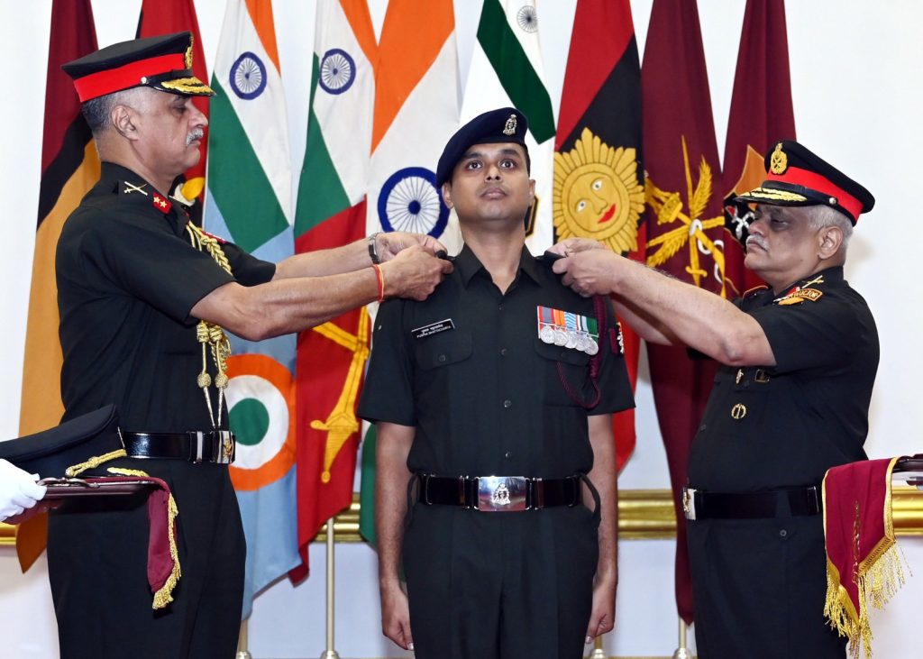 Lt Gen Shivinder Singh Commissions 16 NCOs and Other Ranks into Army ...