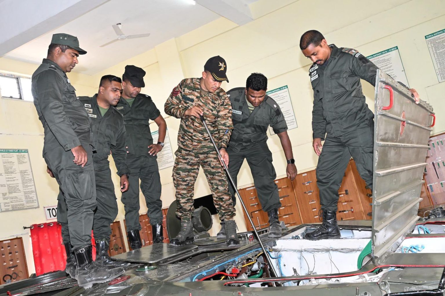 Sri Lanka Army Officers Complete Mechanised Infantry Course at Ahilyanagar