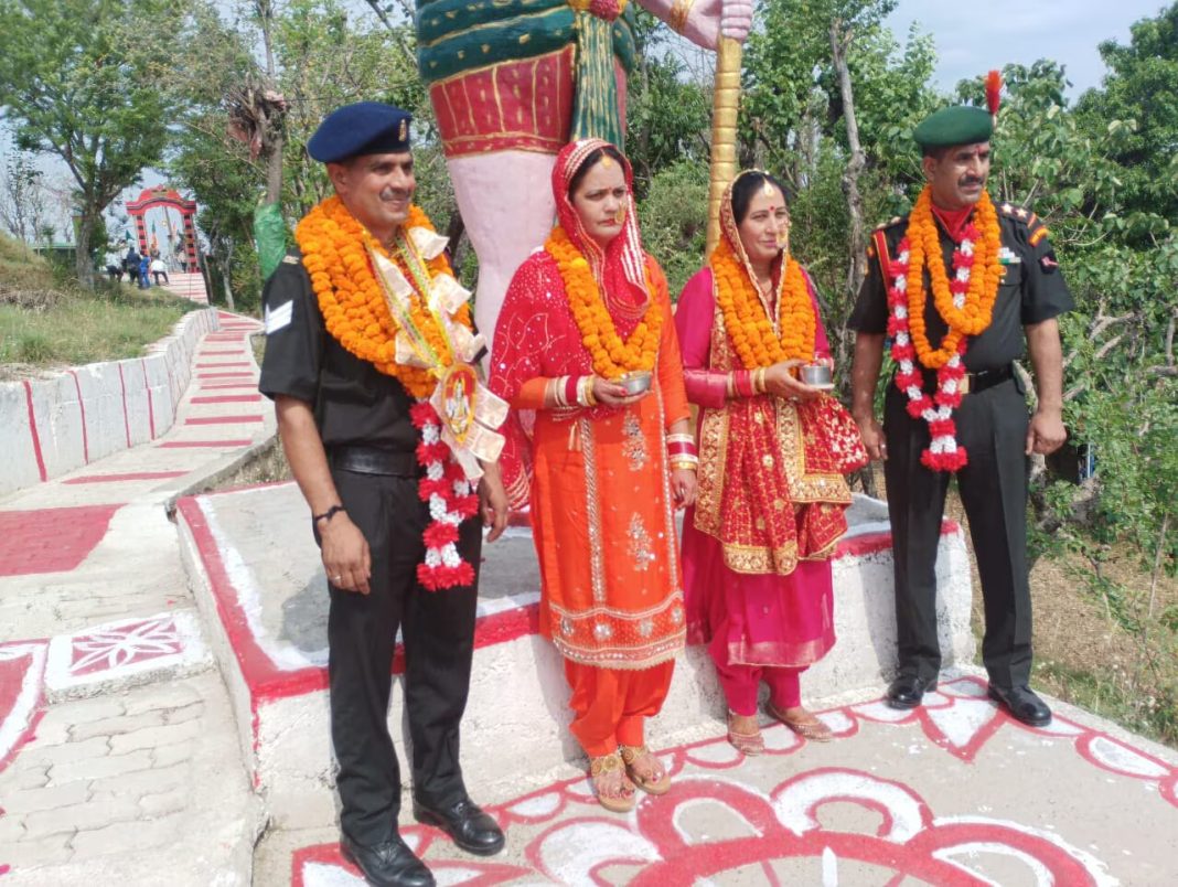 Two Brothers from Himachal Pradesh Retire from Army on the Same Day After 30 and 26 Years of Service