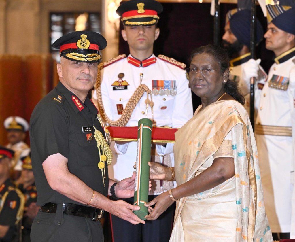 President Droupadi Murmu Awards Uttam Yudh Seva Medal to DGMO Lt Gen ...